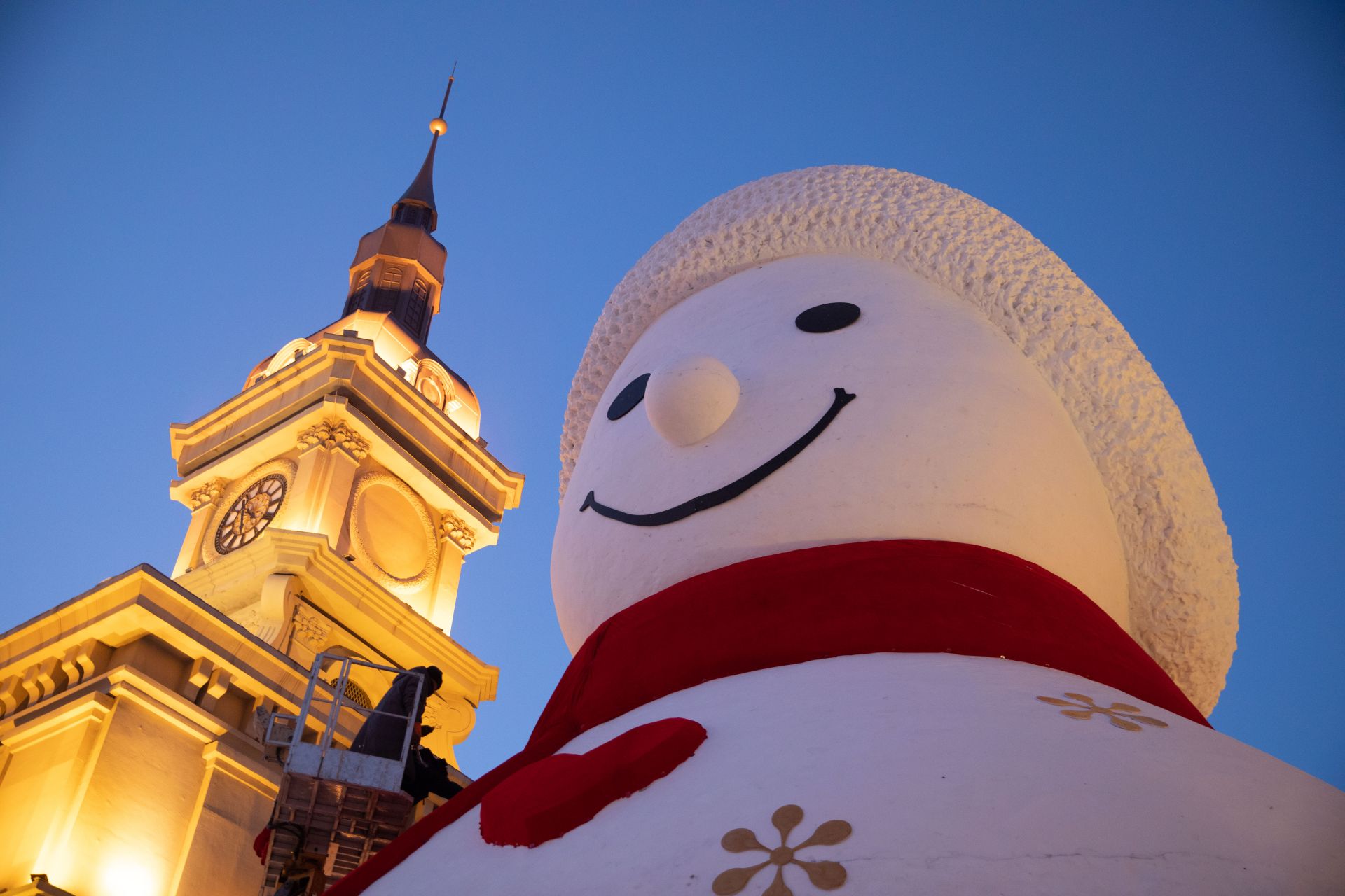 哈尔滨“超治愈”大雪人“回归”松花江畔-盐城新闻网